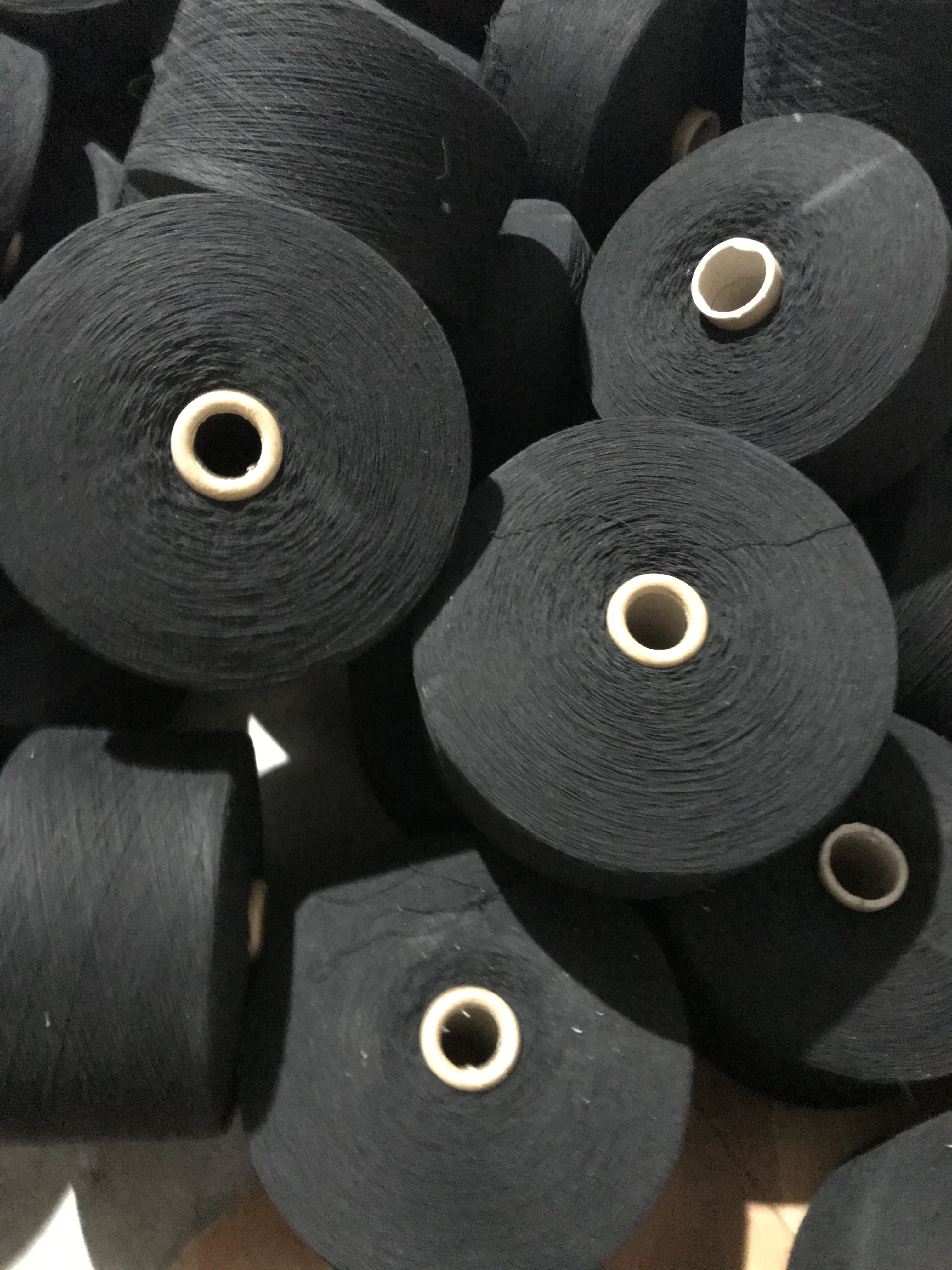 Ne8s/1 Dyed Black Color 65/35 Pc Or Cvc Yarn Blended Yarn For Weaving ...