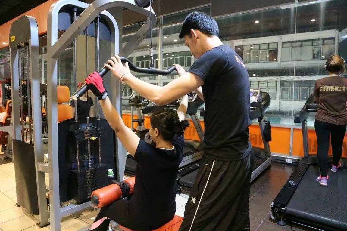 How to Use Gym Exercise Machine--Lat Pull-down Machine