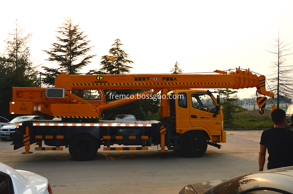 Lima Outrigger Truck Crane Pada Trailer, kualitas tinggi Lima Outrigger ...