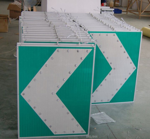 Aluminum Led Solar Construction Chevron Road Sign/ Traffic Safety Sign ...
