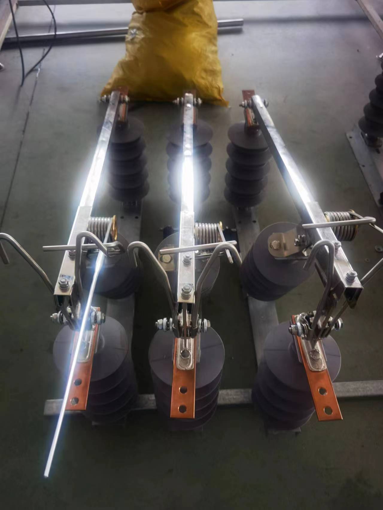 Factory-made Iacm 50a 24kv And 50a 36kv Vertical Opening Disconnectors ...