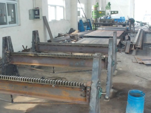 Tdf 1.5x1300 Havc 수동 플랜지 접이식 기계, Bossgoo.com의 고품질 Tdf 1.5x1300 Havc 수동 플랜지 접이식 기계