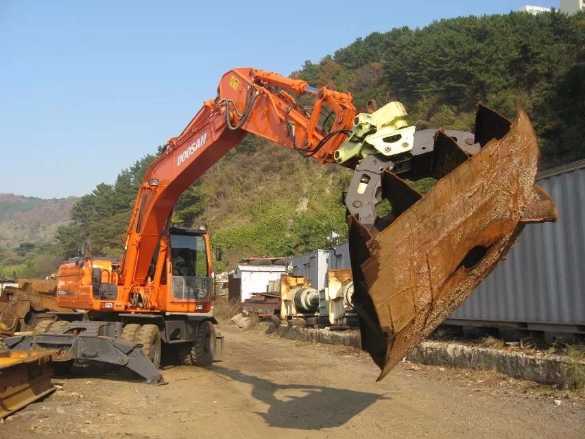 Excavator Grabbing Wood, Logs, Trees, Steel, And Scrap, High Quality ...