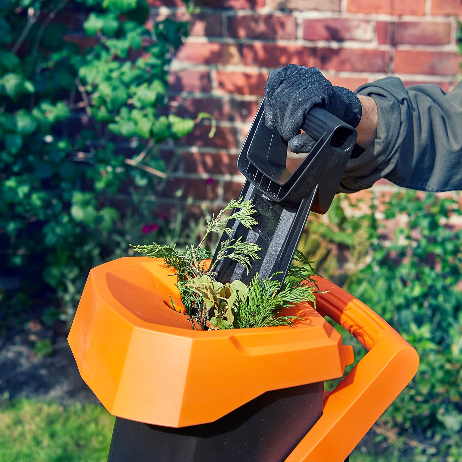 Lawnmaster 2400w Garden Shredder With Collection Bag And Safety ...