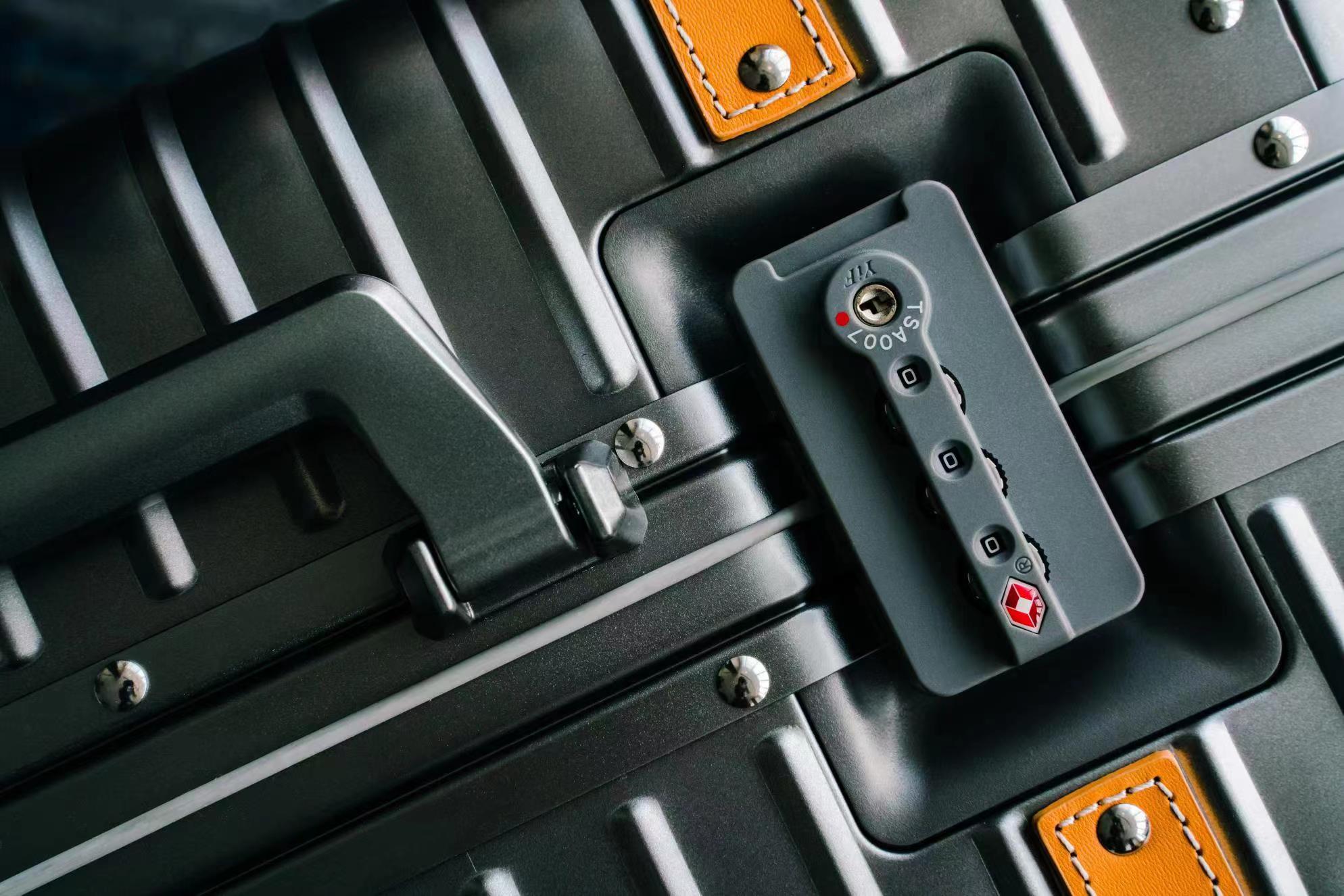 Professional Titanium Luggage Carry On Suitcase, High Quality ...
