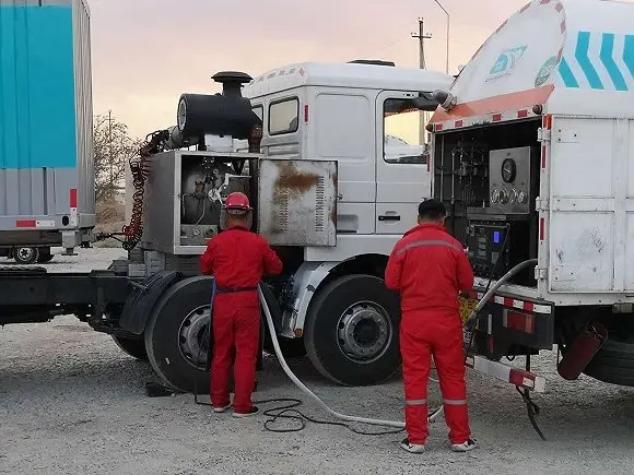 Lng Mobile Refueling Station For Heavy Cargo Vehicles And Passenger ...