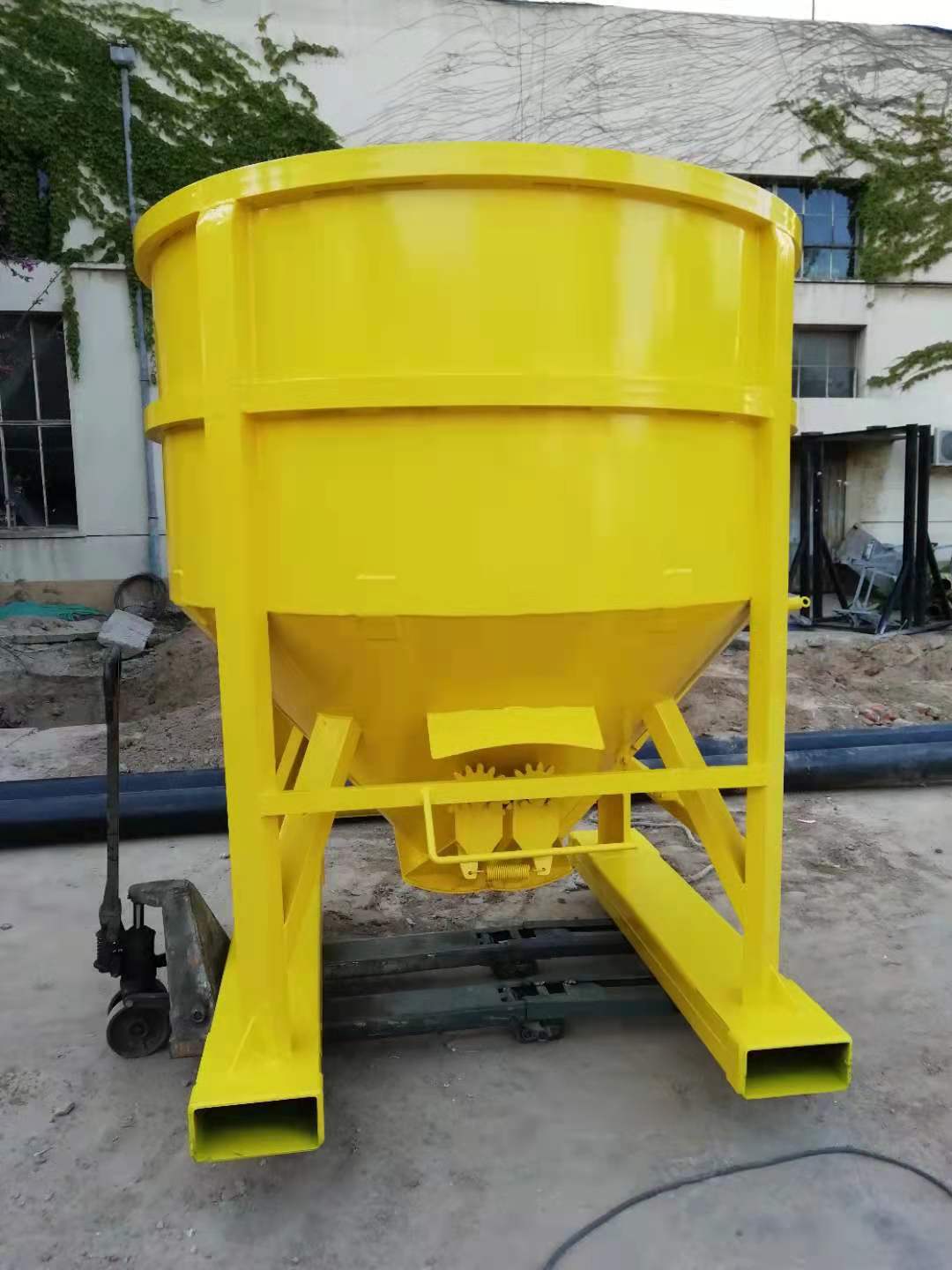 Compact Dual-purpose Concrete Skip For Crane With Manual Chute And Cone ...