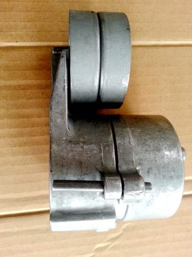 วอลโว่ D6 ชิ้นส่วนอะไหล่เครื่องยนต์ Belt Tensioner Pulley 04504262 ...