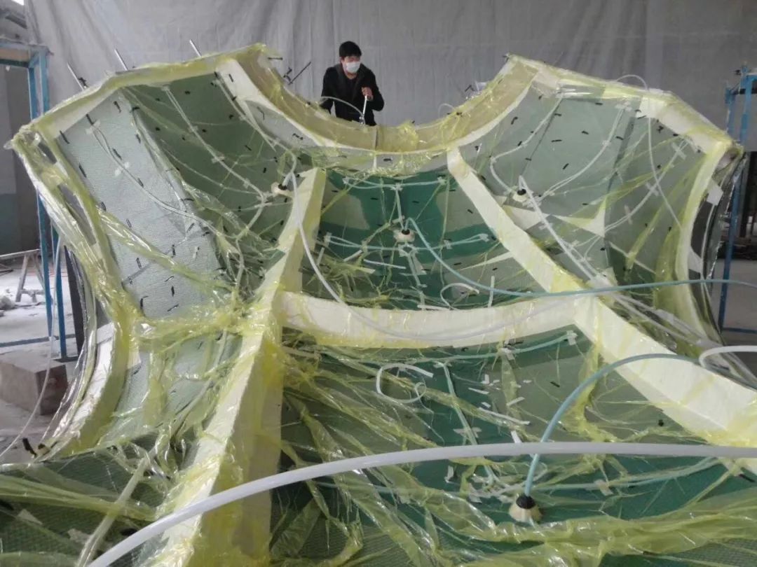 What are the advantages of vacuum resin introduction process?