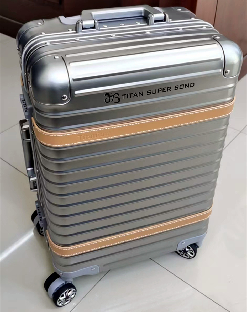 Professional Titanium Luggage Carry On Suitcase, High Quality Professional Titanium Luggage ...