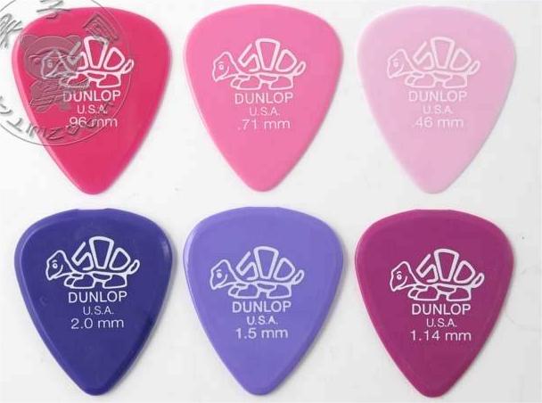 Difference between guitar plectrum tortex and delrin