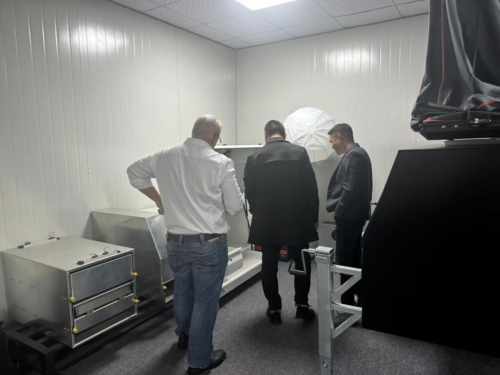 Australian customer goes to visiting factory