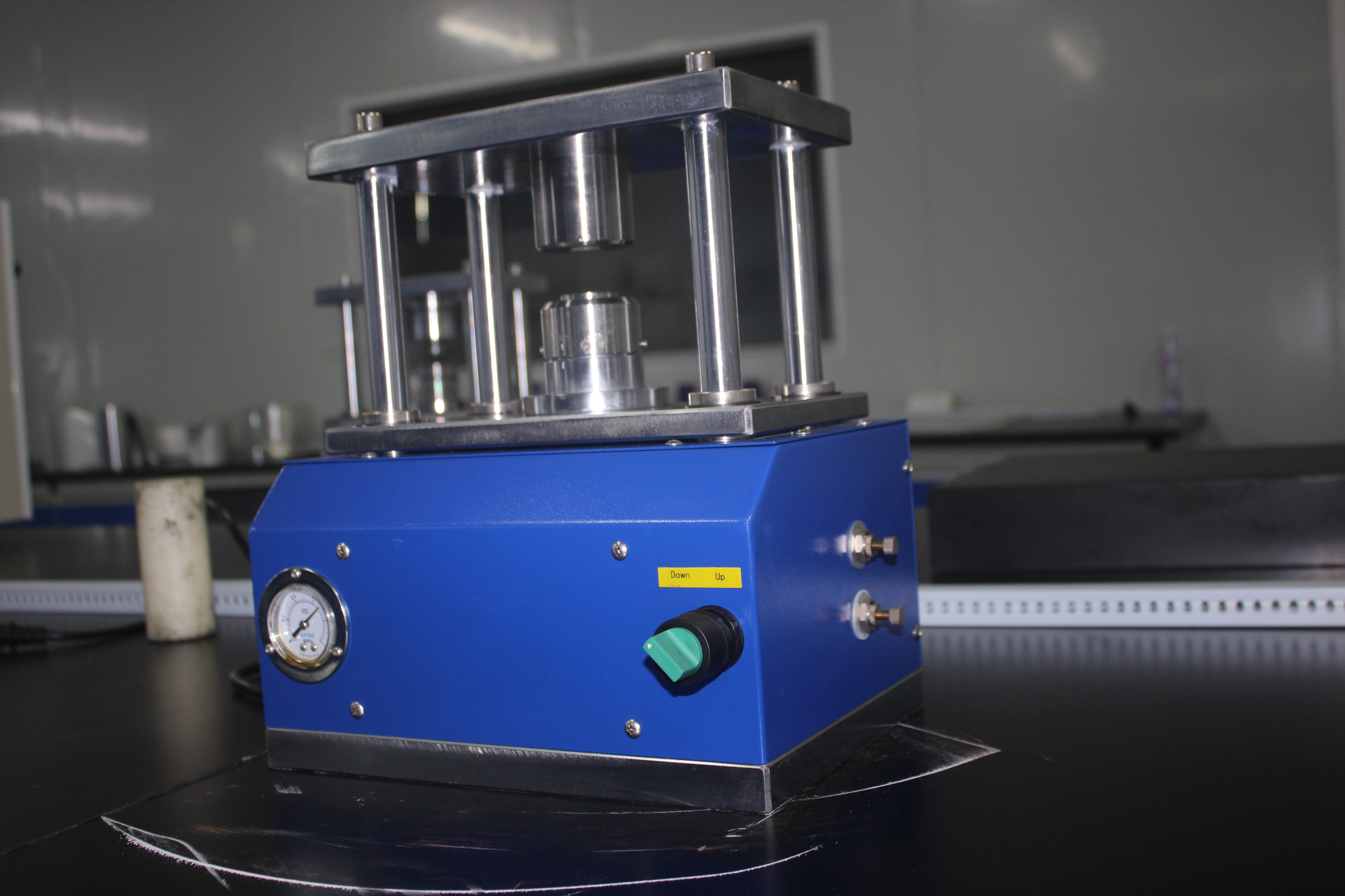 Compact Laboratory Button Battery Pneumatic Crimping Machine For Coin ...
